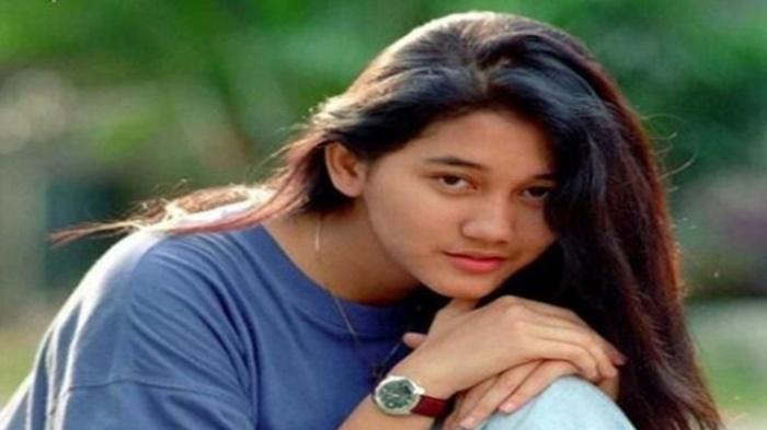 Lirik Lagu Seberkas Sinar - Nike Ardilla, Kala Ku Seorang Diri Hanya ...