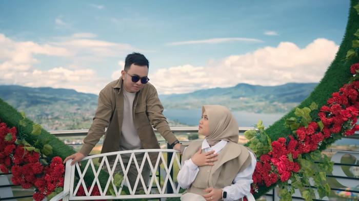 Lirik Lagu Cinta Dari Seberang oleh Zinidin Zidan feat Yaya Nadila ...