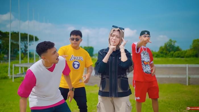 Lirik Lagu Tabola Bale Silet Open Up, Jacson Zeran, Juan Reza & Diva ...