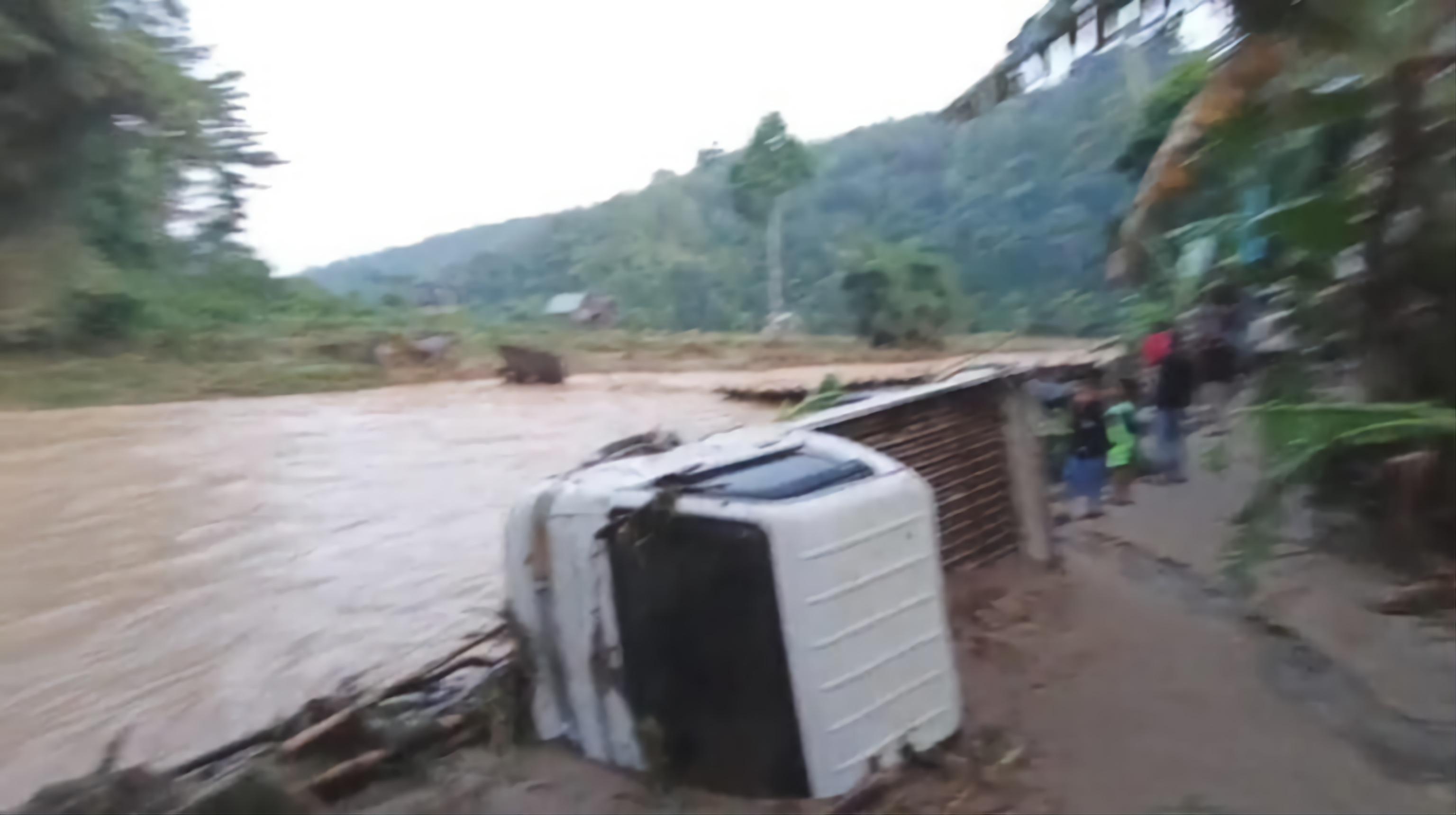 TIGA Warga Ditemukan Meninggal Akibat Banjir Bandang di Sindang Danau ...