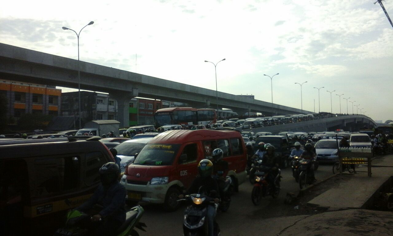 Kemacetan Panjang Sedang terjadi di Kawasan Jembatan Ampera-Flyover ...