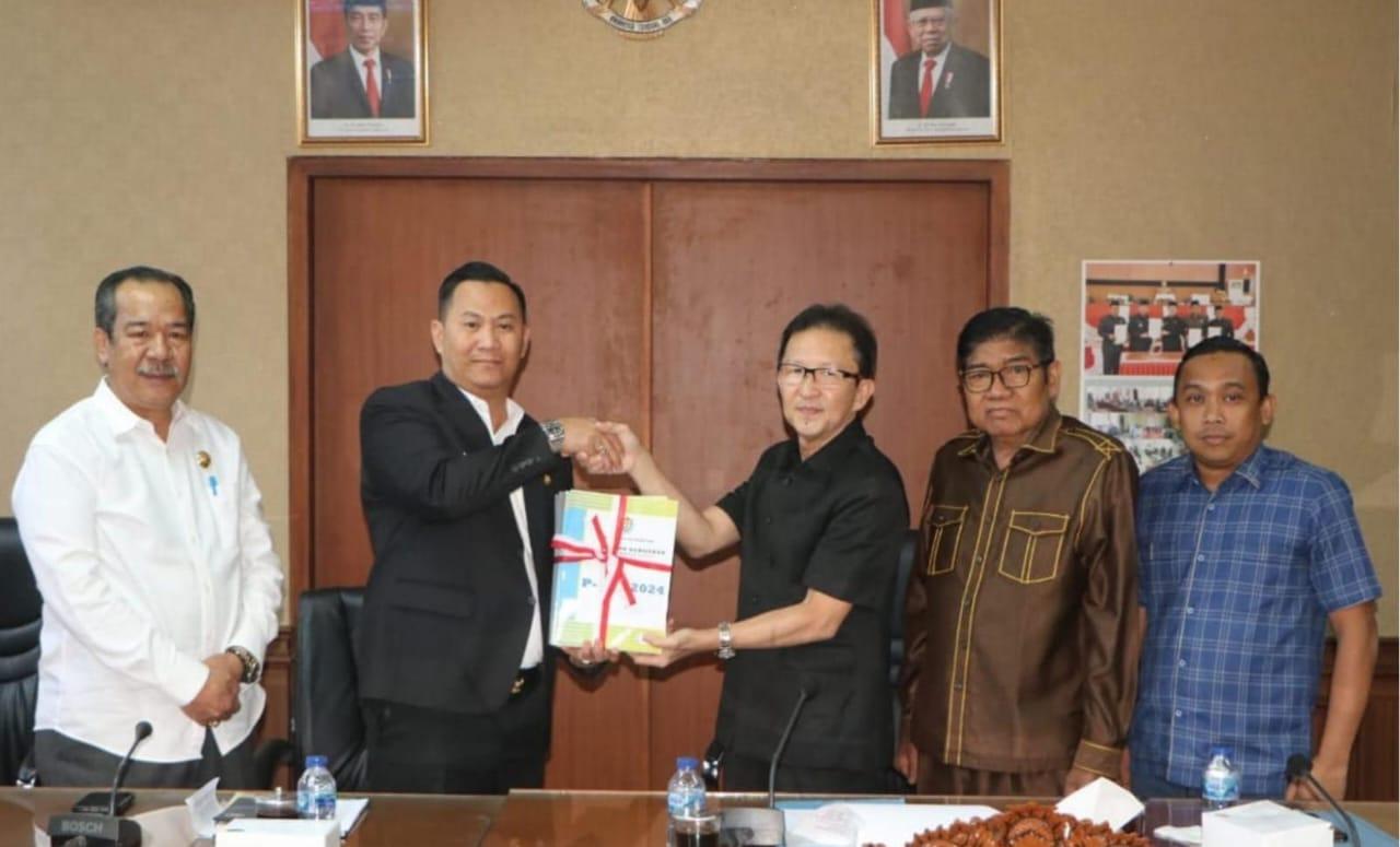 Pj Bupati Muara Enim Serahkan Dokumen Rancangan Perubahan KUA dan PPAS Tahun 2024 - Sripoku.com