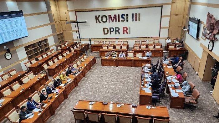 Komisi III DPR Bahas RUU KUHAP, Tersangka Tak Wajib Direkam CCTV Selama Pemeriksaan - Tribunpalu.com