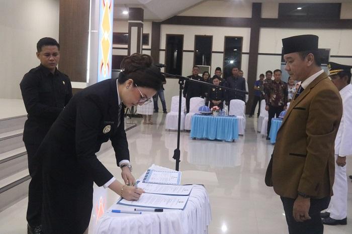 Bupati Poso Verna Inkiriwang Lantik Pejabat Baru, Tegaskan Pentingnya ...