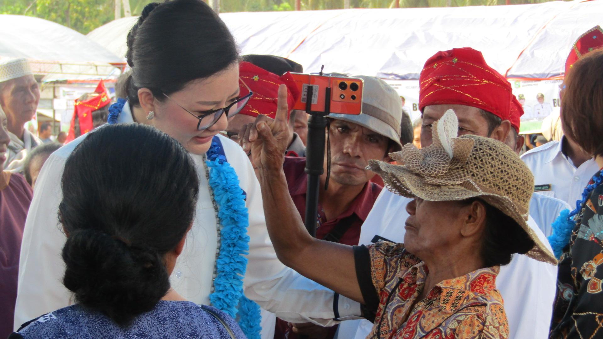 Bupati Poso Verna Gladies Merry Inkiriwang Ngantor di Desa Saatu Selama ...