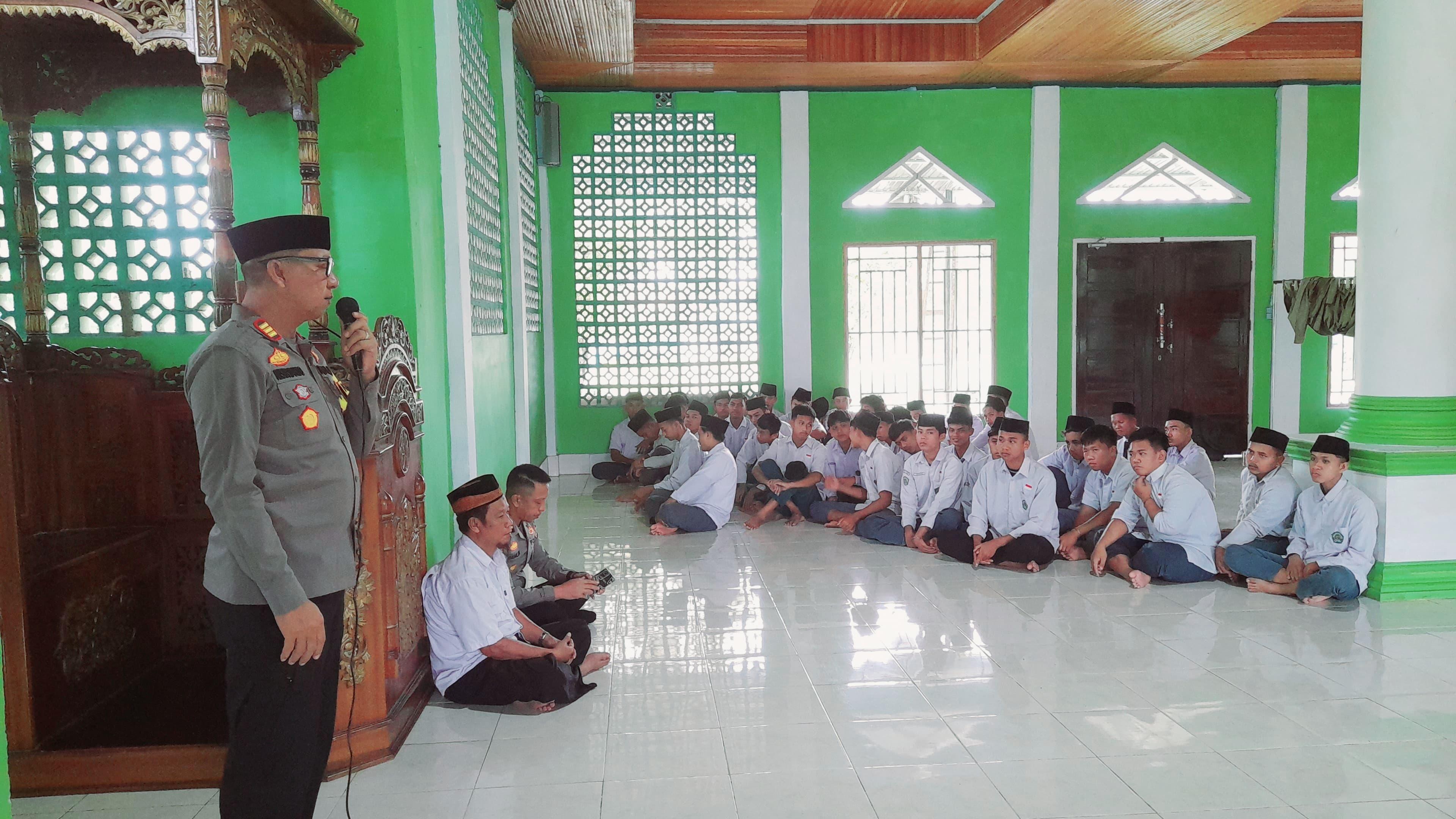 Guru dan Siswa-siswi MAN 1 Poso Pesisir Terima Penyuluhan Kamtibmas ...