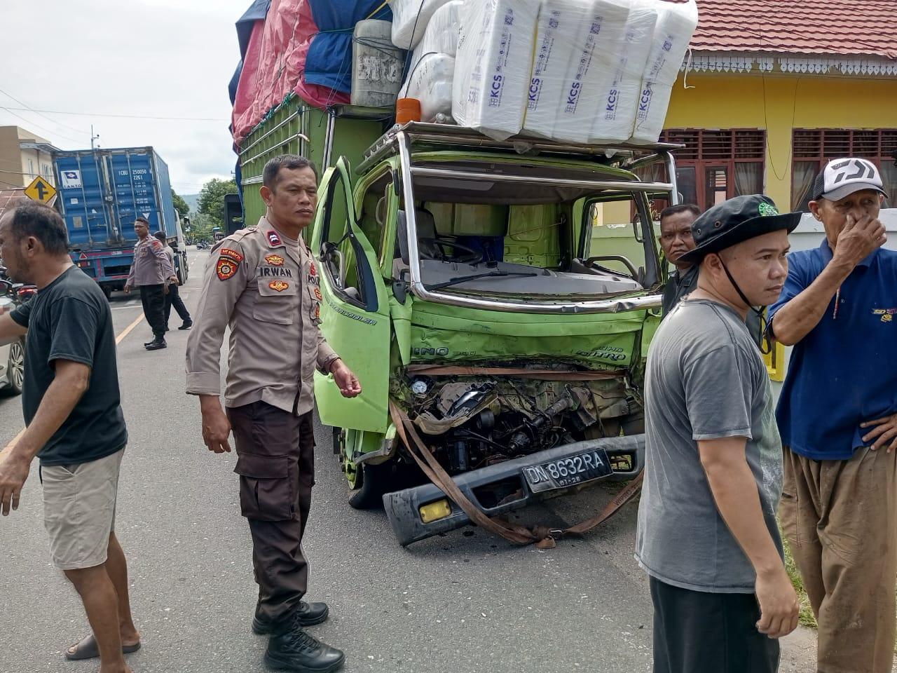 BREAKINGNEWS: Sopir Diduga Ngantuk, Truk Tabrak Mobil Tronton di Nambo Banggai - Tribunpalu.com
