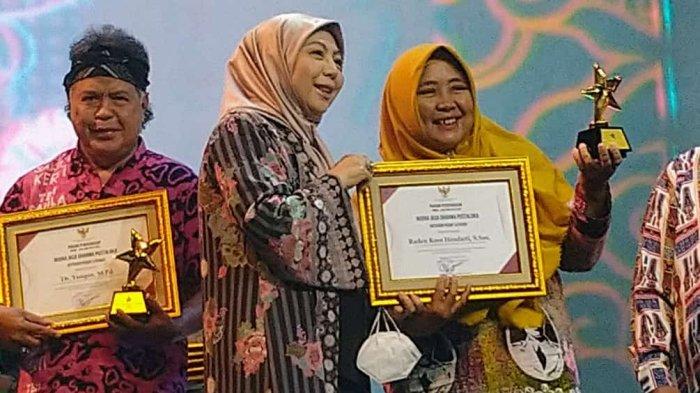 Perpusnas RI Beri Penghargaan NJDP ke Roro Hendarti Atas Jasanya Dirikan Limbah Pustaka ...