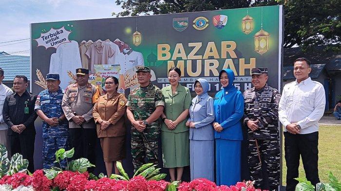 Bantu Rakyat Dapat Sembako Jelang Idul Fitri 2024, TNI di Papua Gelar ...