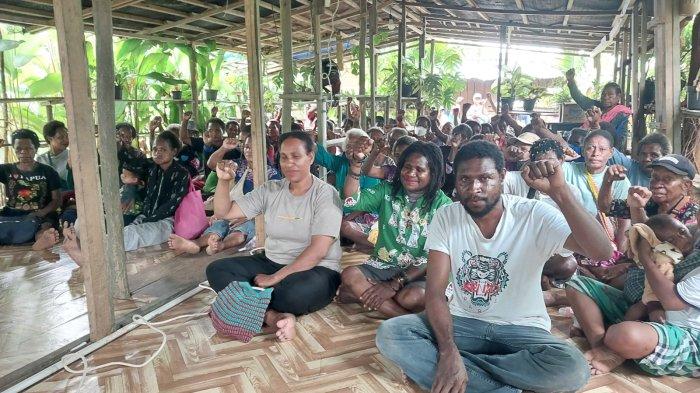 Mama-mama Papua Menagih Janji Gubernur Apolo Safanpo, Pernah Janjikan ...