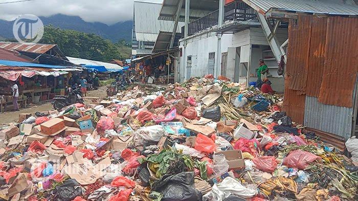 Sampah Kian Menggunung di Pasar Pharaa Sentani, Para Pedagang Keluhkan Bau Busuk - Tribun-papua.com