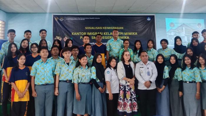 Imigrasi Mimika Motivasi Pelajar SMA Negeri 1 Masuk Sekolah Kedinasan - Tribun-papua.com
