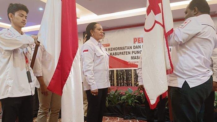 Zakius Degei Lantik Pengurus PMI Puncak: Lakukan Tugas Kemanusiaan ...