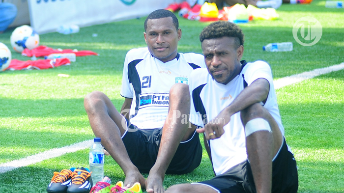 Boaz Solosa dan Tinus Pae Dilepas, Ini Tanggapan Pecinta Persipura ...