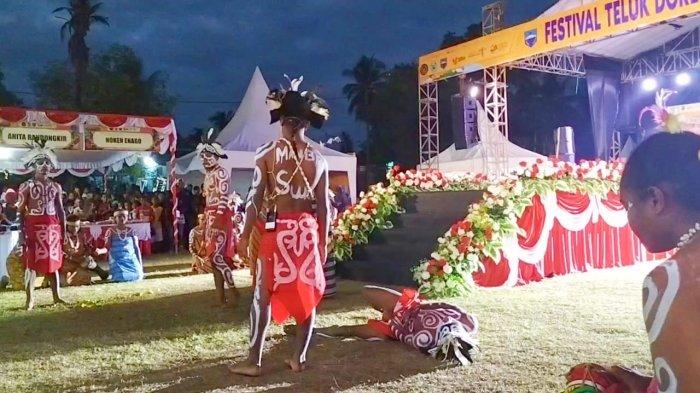 Ikatan Mahasiswa Biak di Manokwari Perdana Menari Wor di Festival Teluk ...