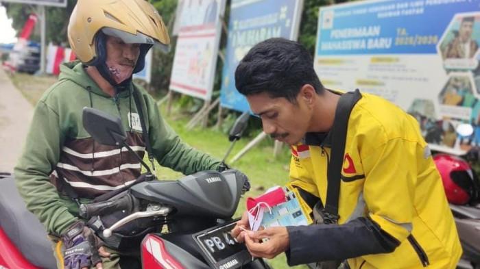 Maxim Indonesia Bagi 300 Bendera Merah Putih di Fakfak, Tampil Mesra ...
