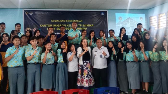 Kantor Imigrasi Kelas II TPI Mimika Perkenalkan Keimigrasian untuk Pelajar SMA Negeri 1 ...