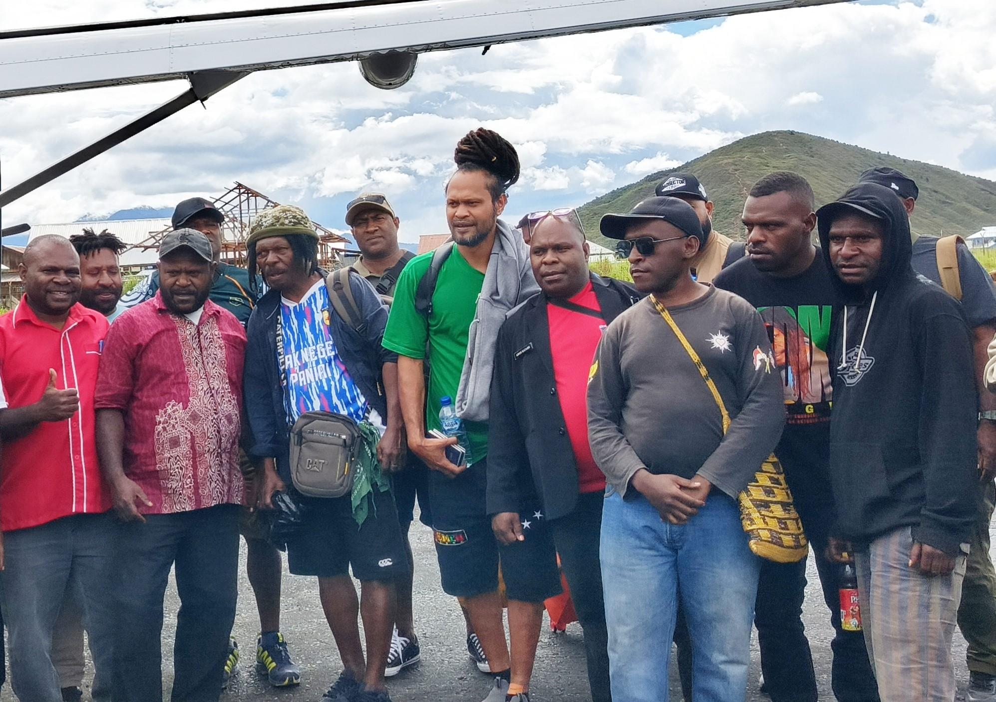 Penyanyi Asal PNG Gedix Atege Hibur Masyarakat di HUT ke-29 Kabupaten ...