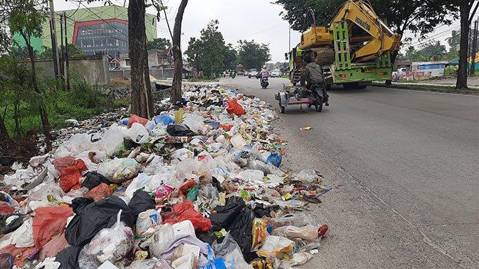 Hari Kedua Darurat Sampah di Kota Pekanbaru, Masih Ada Tumpukan di TPS Liar - Tribunpekanbaru.com