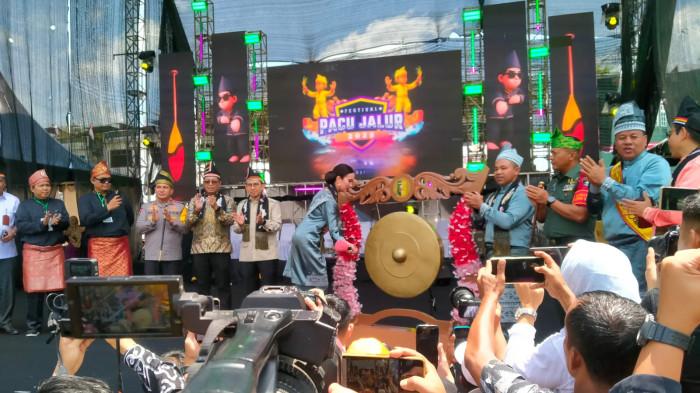 Festival Pacu Jalur Kuansing 2025 Resmi Dibuka, Ditargetkan 1,5 Juta ...