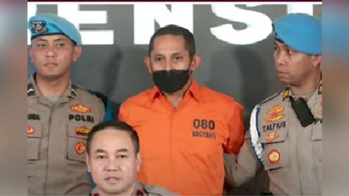 Tangan Diborgol, Pakai Baju Tahanan, Penampakan Eks Kapolres Ngada AKBP F yang Cabuli Anak 6 ...