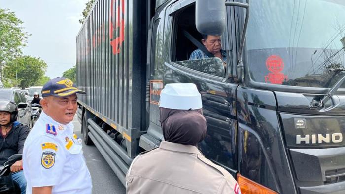 Nekat Langgar Rambu Larangan Masuk Kota Pekanbaru, Truk Tonase Besar ...