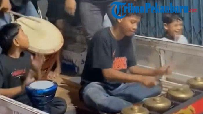 Bangunkan Sahur dengan Alat Musik Tradisional, Pawai Remaja Masjid di ...