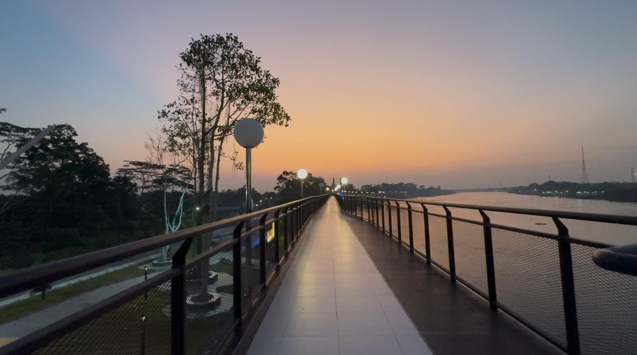 Meniti Senja, Menyambung Jejak Siak di Skywalk Tengku Buwang Asmara ...