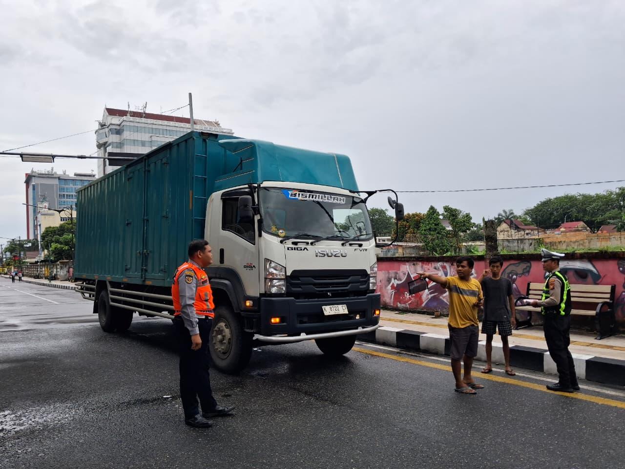 Masuk Jalan Protokol di Pekanbaru di Siang Bolong, Truk Tonase Besar ...