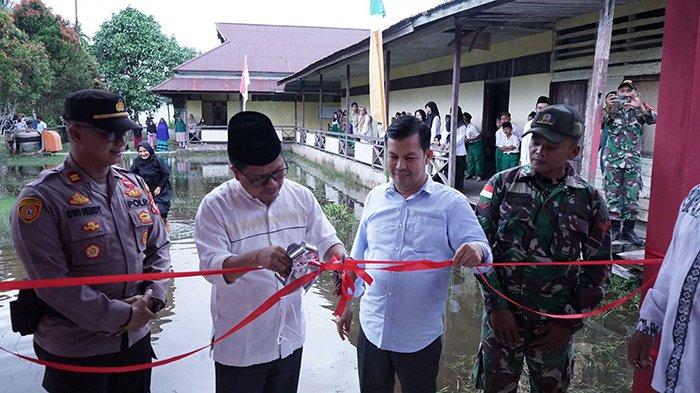 Bupati Satono Resmikan Ruang Kelas MIS Muhammadiyah Desa Pancur - Tribunpontianak.co.id