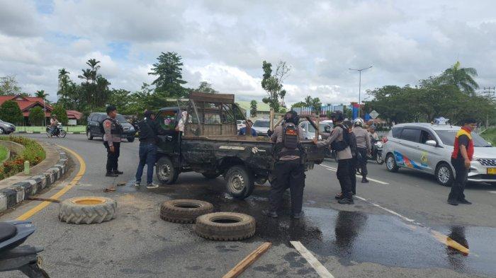 Personel Polisi Bersihkan Tumpahan Oli Karena Kecelakaan Tunggal di Bundaran Supadio ...