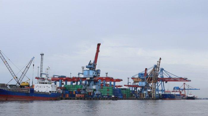 Aktivitas Masuk dan Keluar Barang di Pelabuhan Dwikora Pontianak ...