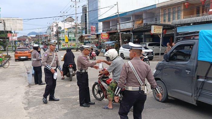 Polres Singkawang Bagikan Takjil Kepada Warga pada Pengendara di Singkawang Barat ...