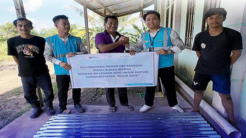 Wujud Kepedulian, PLN IP UBP Sanggau Berikan Bantuan 100 Keping Seng ...