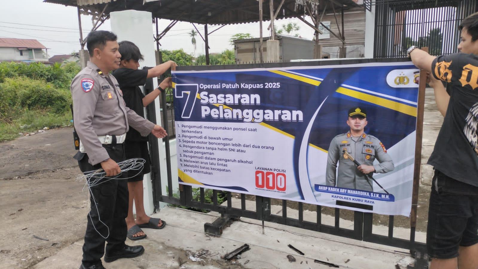 Warga bersama Polisi Pasang Banner Keselamatan Lalu Lintas di Kubu Raya ...