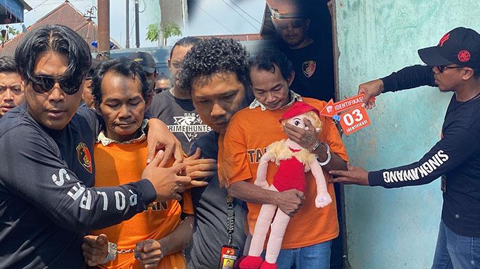 REKONSTRUKSI Kasus Pembunuhan Rafa Fauzan Bocah di Singkawang Dihujani ...