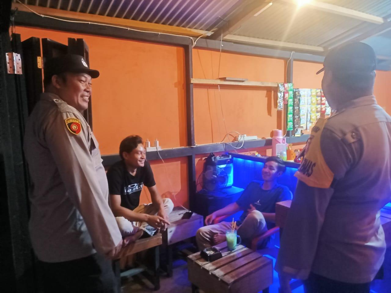 Sambangi Warga Malam Hari Personel Polsek Sokan Patroli Dialogis Dan