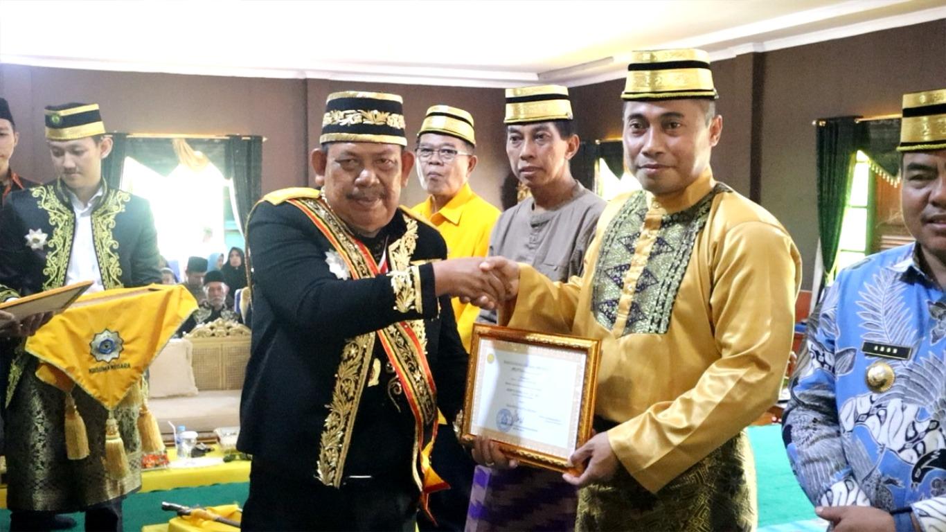 Kapolres Sekadau AKBP Suyono Terima Gelar Pangeran Satya Dilaga dari ...
