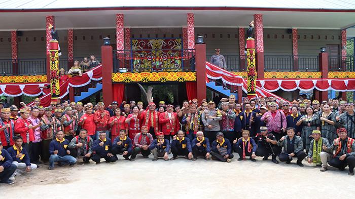 Bupati Paolus Hadi Resmikan Roming Borugo'k Dewan Adat Dayak Kecamatan ...