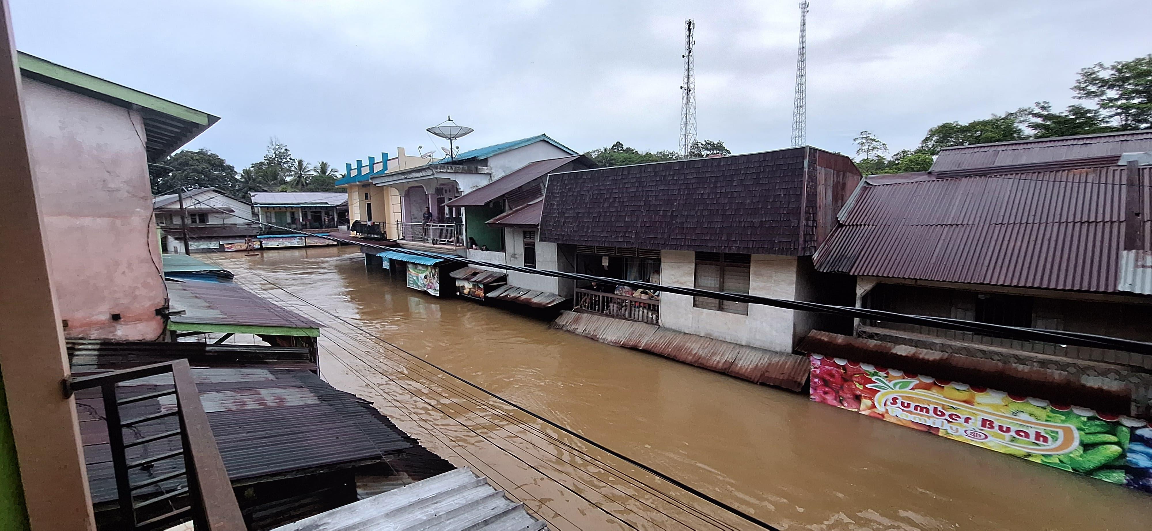 Warga Teriak Histeris saat Banjir Melanda Darit Kabupaten Landak! Butuh Perahu Karet untuk ...