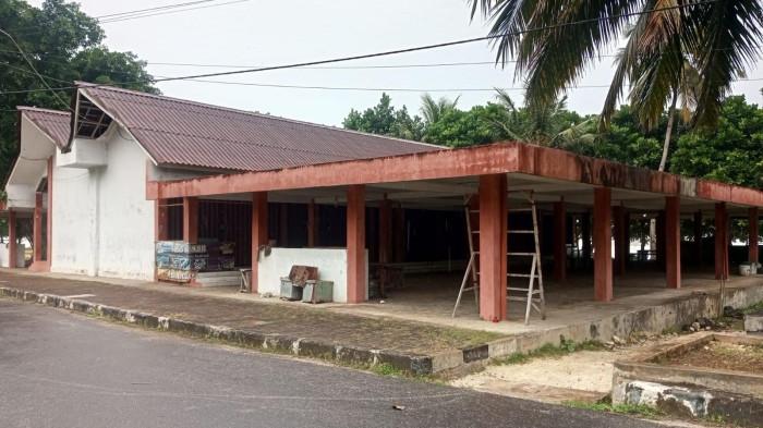 Bangunan Semi Permanen di Tepi Pantai Karapyak Ganggu Keindahan ...
