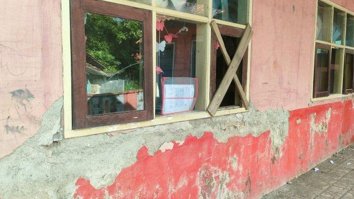 Potret Bangunan SD Negeri 1 Banjarharja Pangandaran, Dinding dan Kayu ...