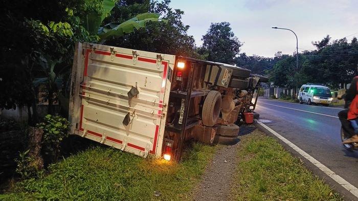 Hindari Tabrakan, Truk Bermuatan Kain Terguling di Cijeungjing Ciamis - Tribunpriangan.com