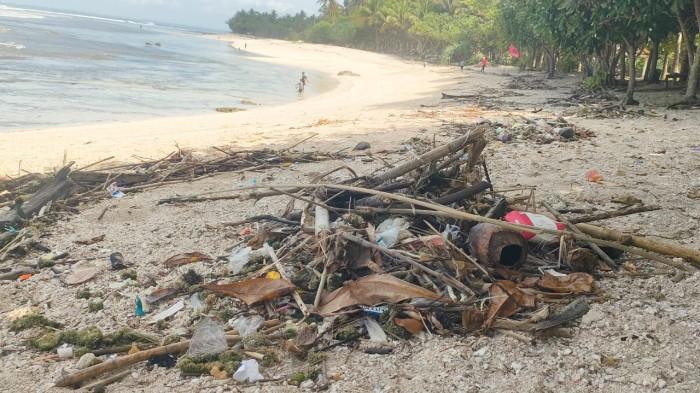 Dibalik Keindahan, Berbagai Macam Sampah Kotori Bibir Pantai Karapyak Pangandaran ...