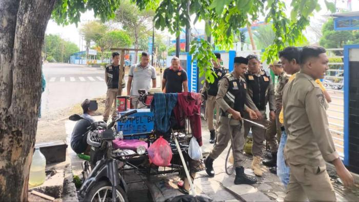 Membandel, Satpol PP Banda Aceh Tertibkan Bengkel Tambal Ban dan PKL di ...