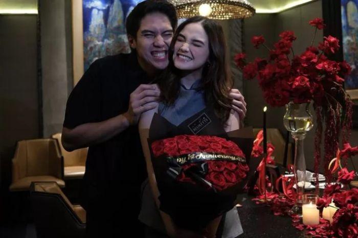 Romantis! El Rumi Hadiahikan Syifa Hadju Kalung Cartier di Momen ...