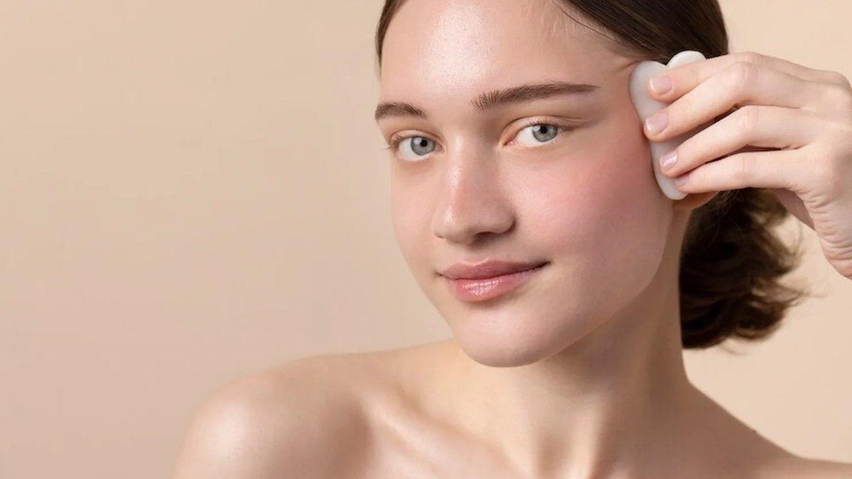 4 Rekomendasi Toner yang Bikin Kulit Wajah Glowing Glass Skin ...
