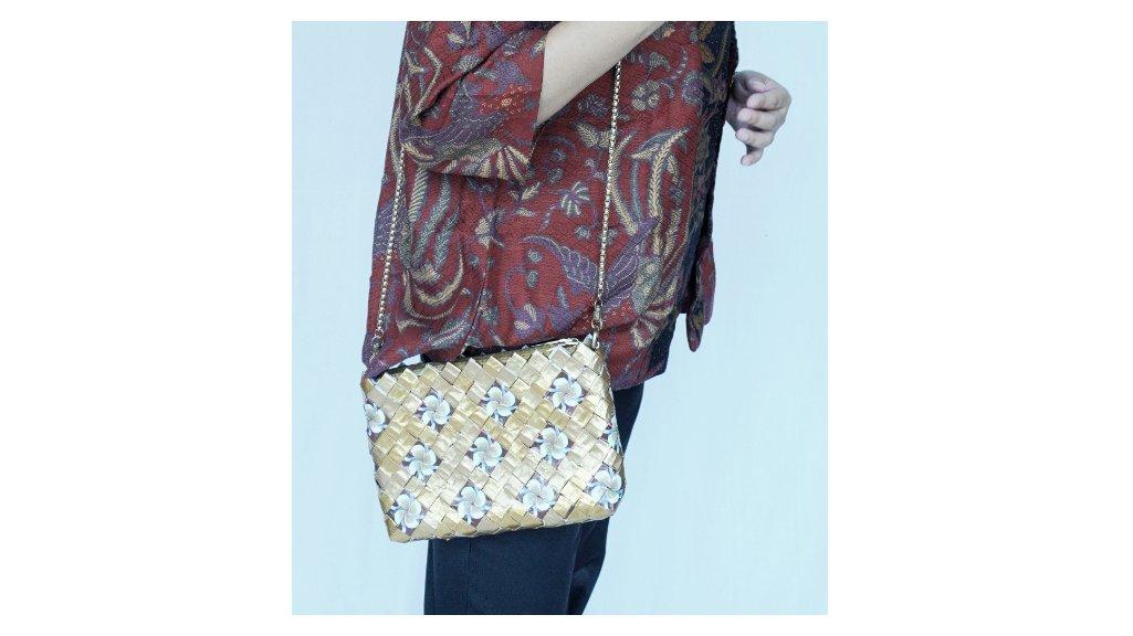 Review Tas Anyam dari UMKM Lokal di Cenderaloka dengan Kualitas dan ...