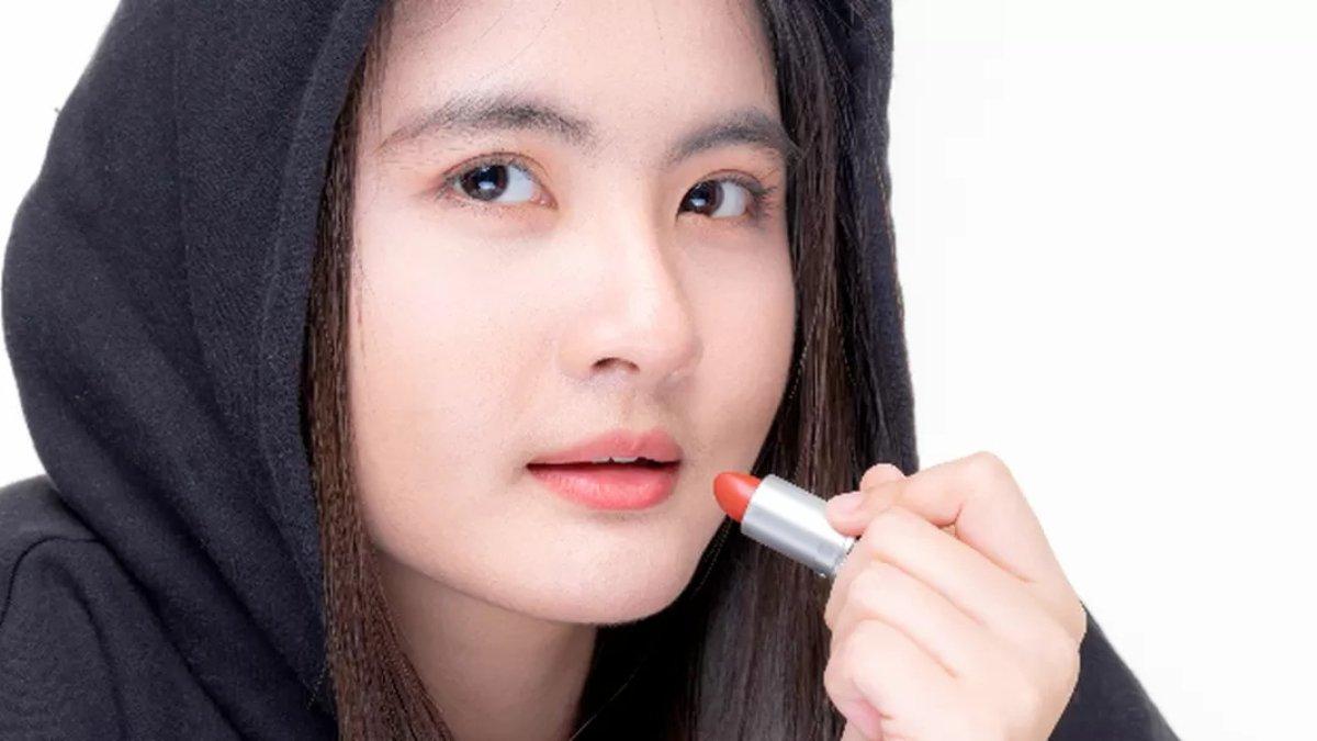 Tips Pakai Lipstik Gaya Blurry Lips, Tren Makeup untuk Bibir Segar dan ...