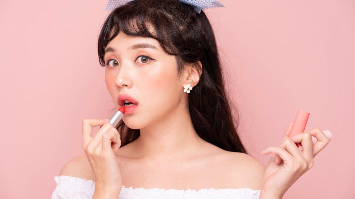 Tips Pakai Lipstik Gaya Blurry Lips, Tren Makeup untuk Bibir Segar dan ...